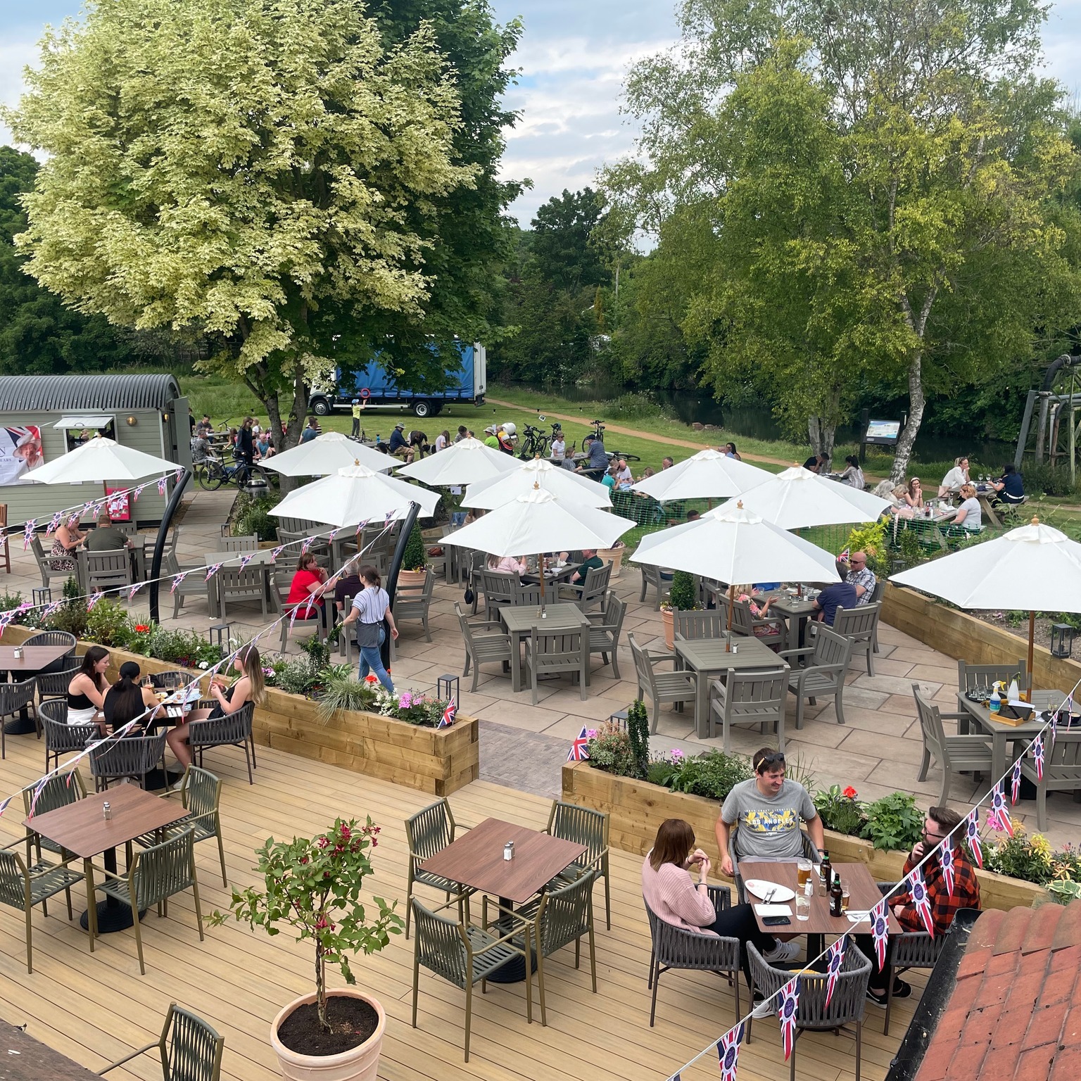The Rowbarge, Woolhampton | West Berkshire Villagers-Relax, Listen & Enjoy